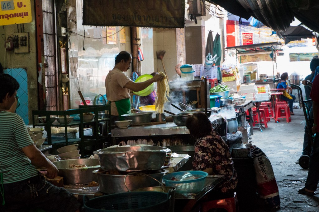 Ba Mee Jub Kang (บะหมี่จับกัง) - Big Bowls of Old Skool Egg Noodles in ...