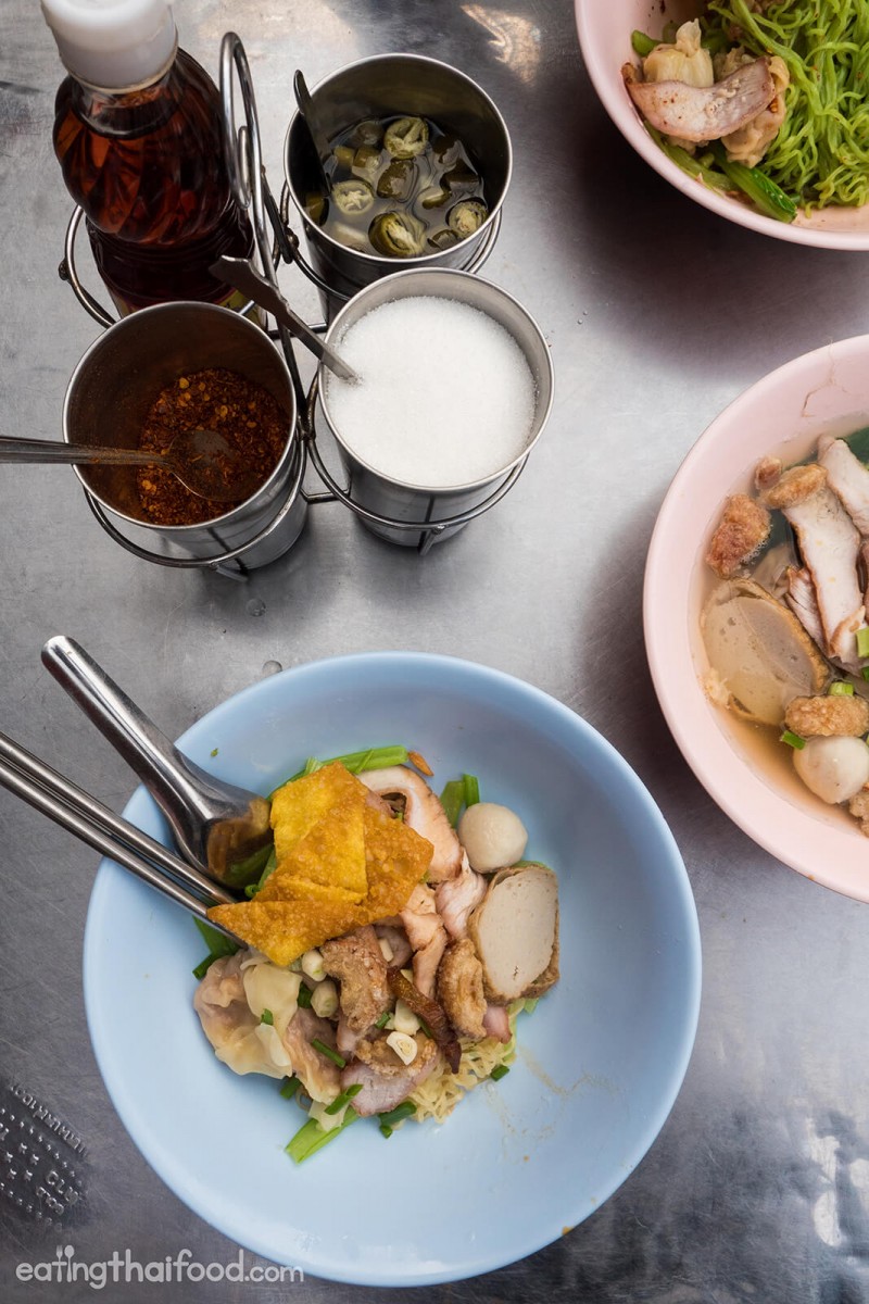 Bamee giew moo daeng haeng (บะหมี่เกี๊ยวหมูแดงแห้ง) - Thai Street Food ...