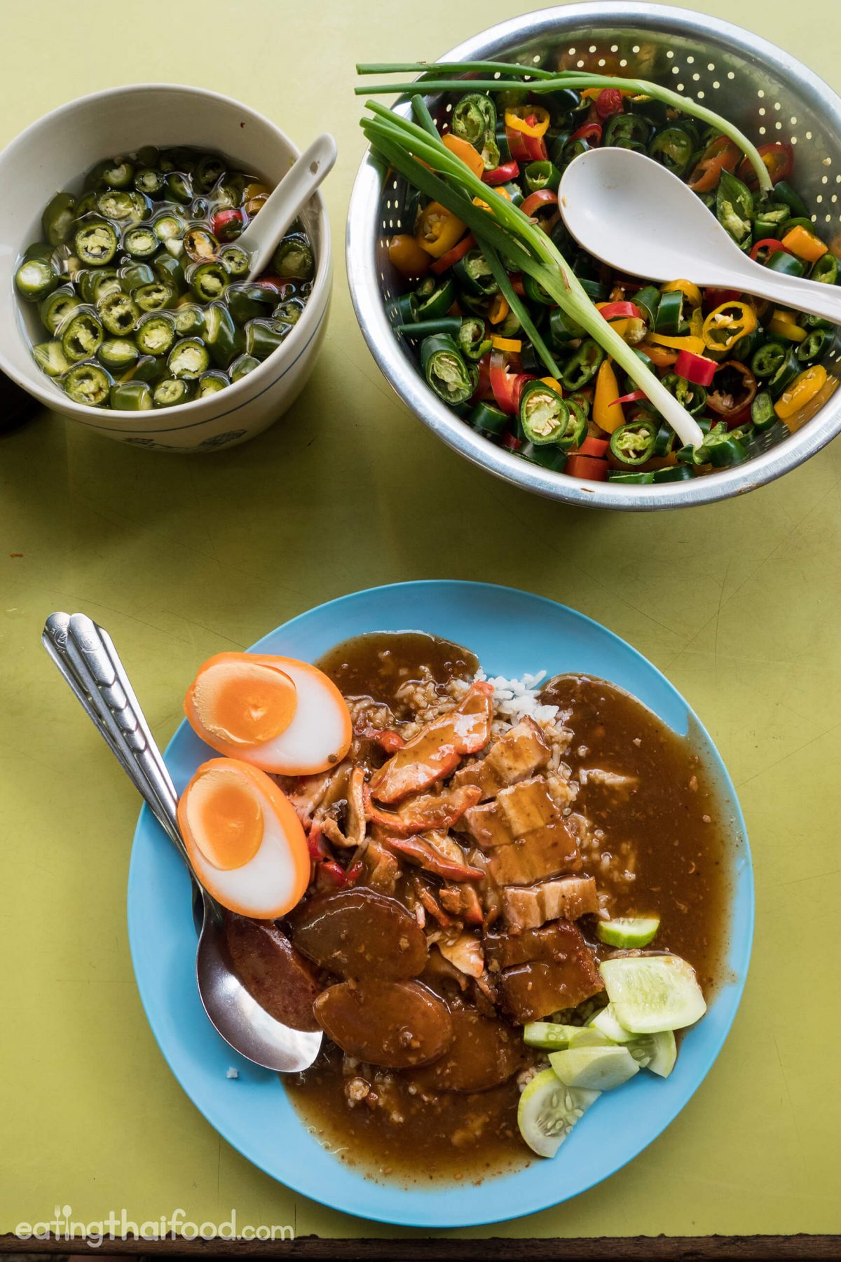 Original in Bangkok: Khao Moo Daeng Si Morakot (ข้าวหมูแดงสีมรกต ...