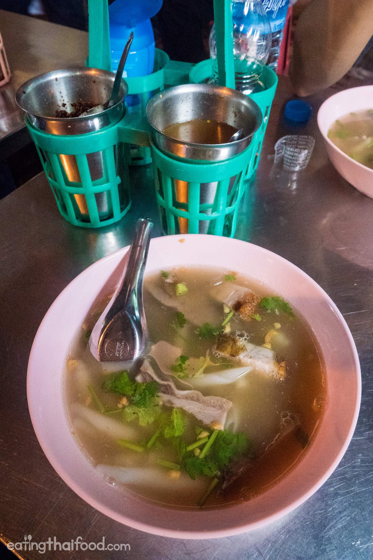 Peppery Soup and Crispy Pork: Kuay Jab Nay Lek (ก๋วยจั๊บนายเล็ก)