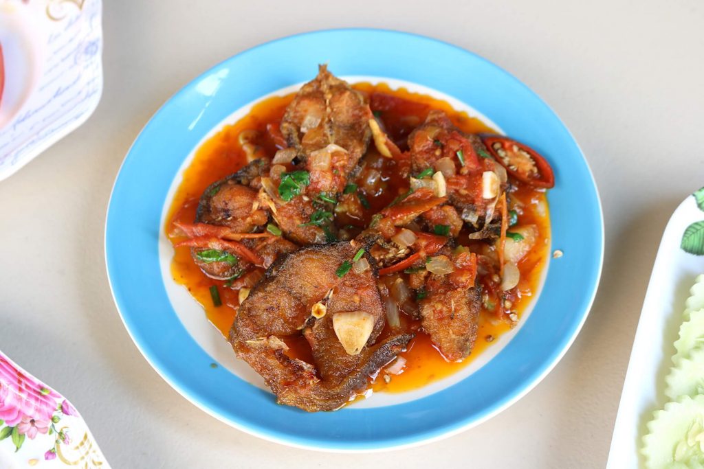 Fried Catfish at Nong Bee Burmese Library - Thai Street Food ...