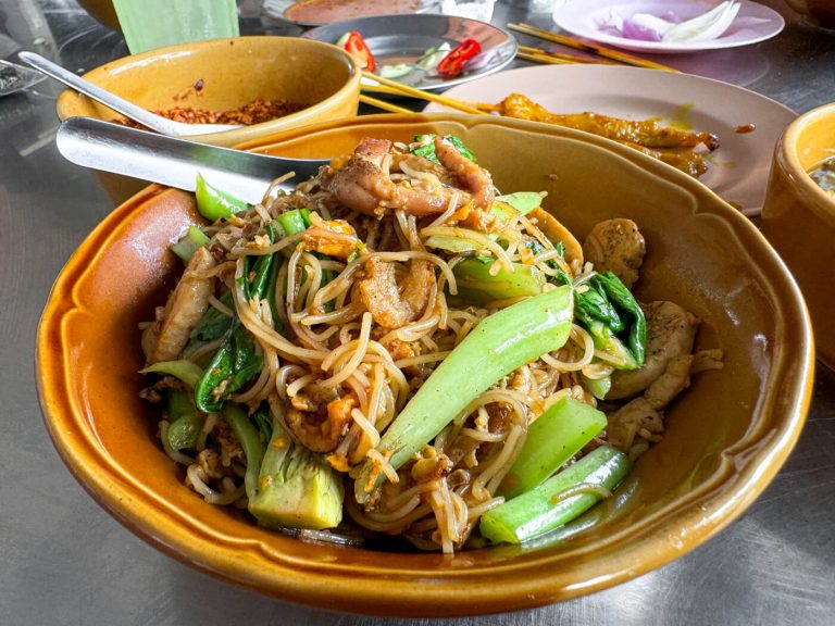 Amazing Phuket Noodles at Mee Ao Gea (หมี่อ่าวเก) - Thai Street Food ...